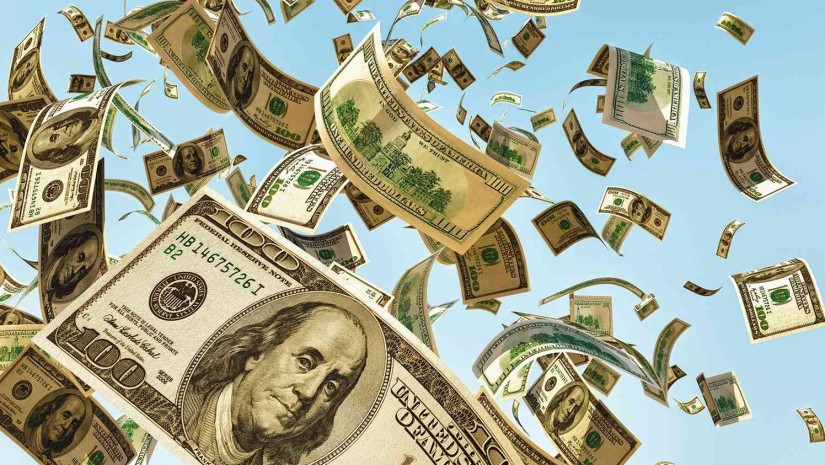 კაცმა მანქანიდან 200 ათასი დოლარი გადმოყარა, რათა სხვები გაეხარებინა