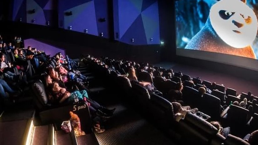 კაცმა კინოთეატრი ქათმის ფრთებითა და ტუალეტის ქაღალდით დანაღმა