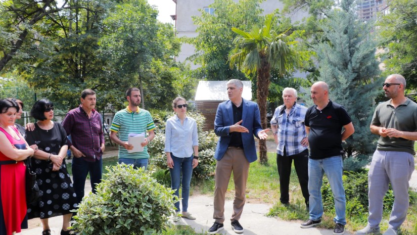 ნუცუბიძის N46-ში დასასვენებელი სივრცისა და სპორტული მოედნის ...