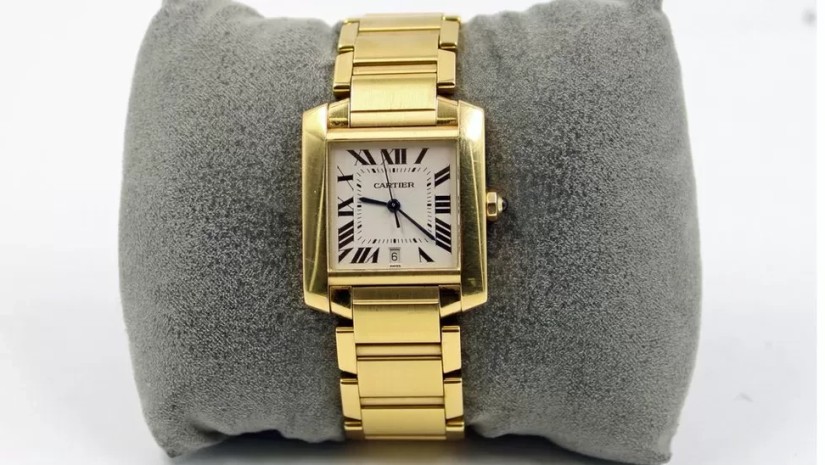 ლონდონში, საქველმოქმედო ნივთების შესაგროვებელ ყუთში, Cartier-ის ოქროს ...