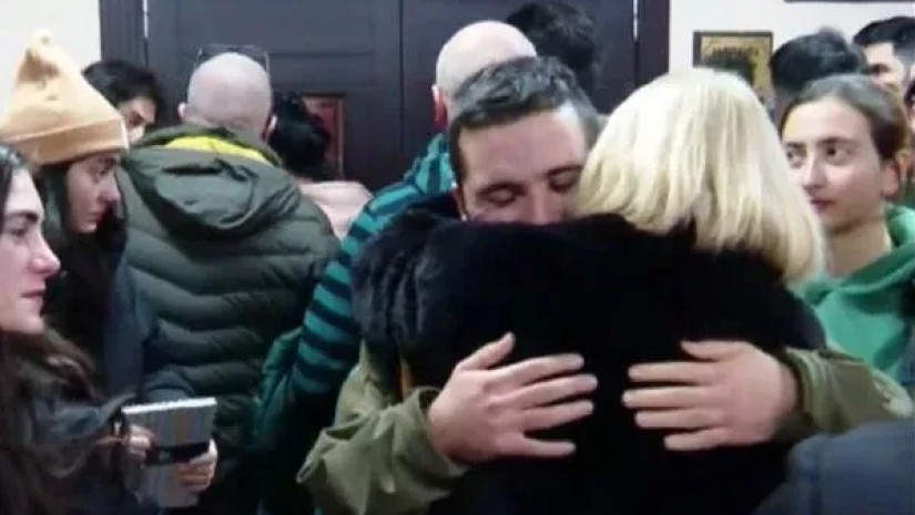 სასამართლომ საპროტესტო აქციაზე დაკავებული 2 პირი სასამართლო დარბაზიდან ...